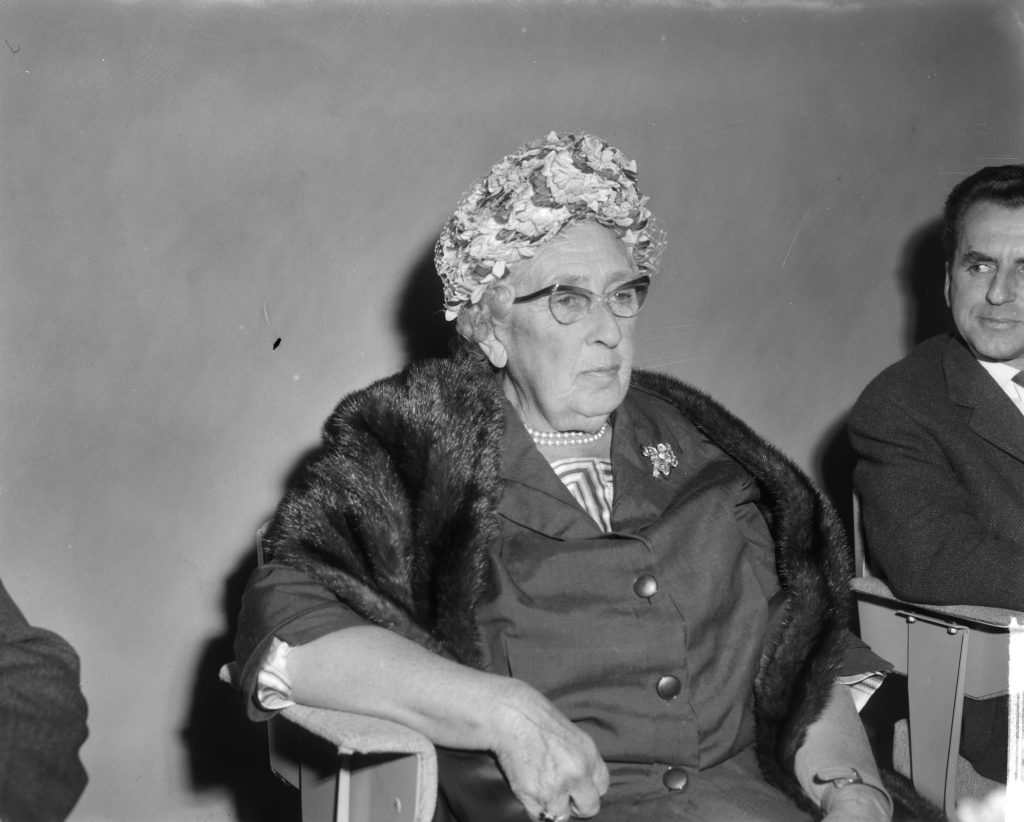 10 Distinguished Female Writers in Literature - Facts.net